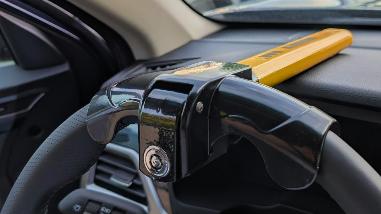 Dokáže mechanický zámek na volantu ochránit auto před krádeží? Tohle ...