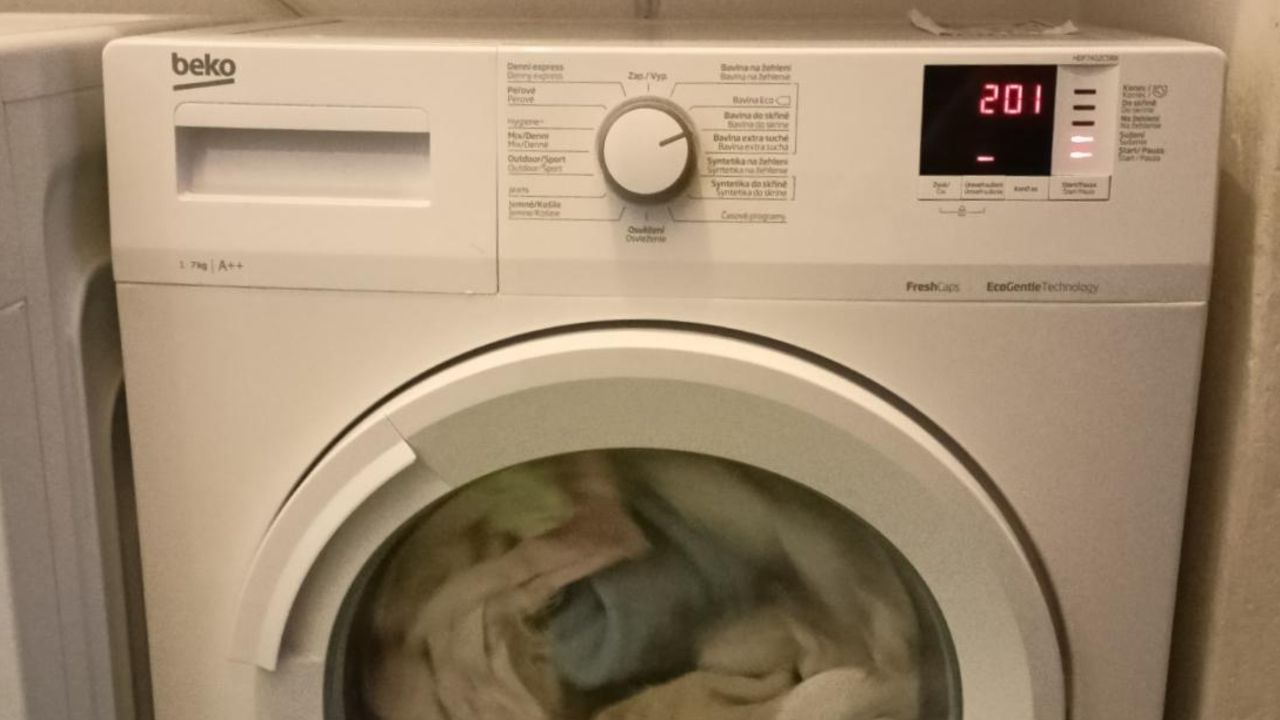 Pračku má doma každý, ale jen málokdo ji používá správně. Tyhle tipy ti ...