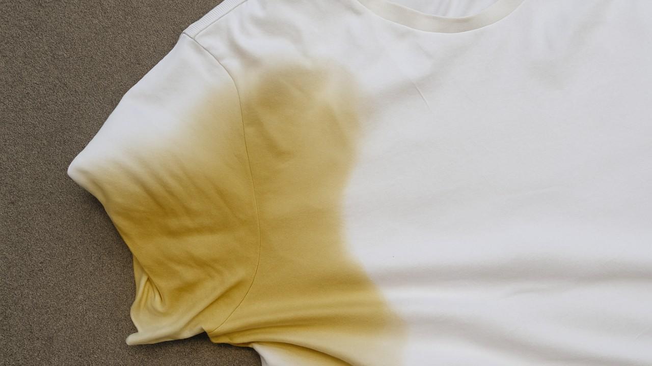 Díky těmto tipům se vyhneš skvrnám od potu v podpaží! Budeš litovat, že ...